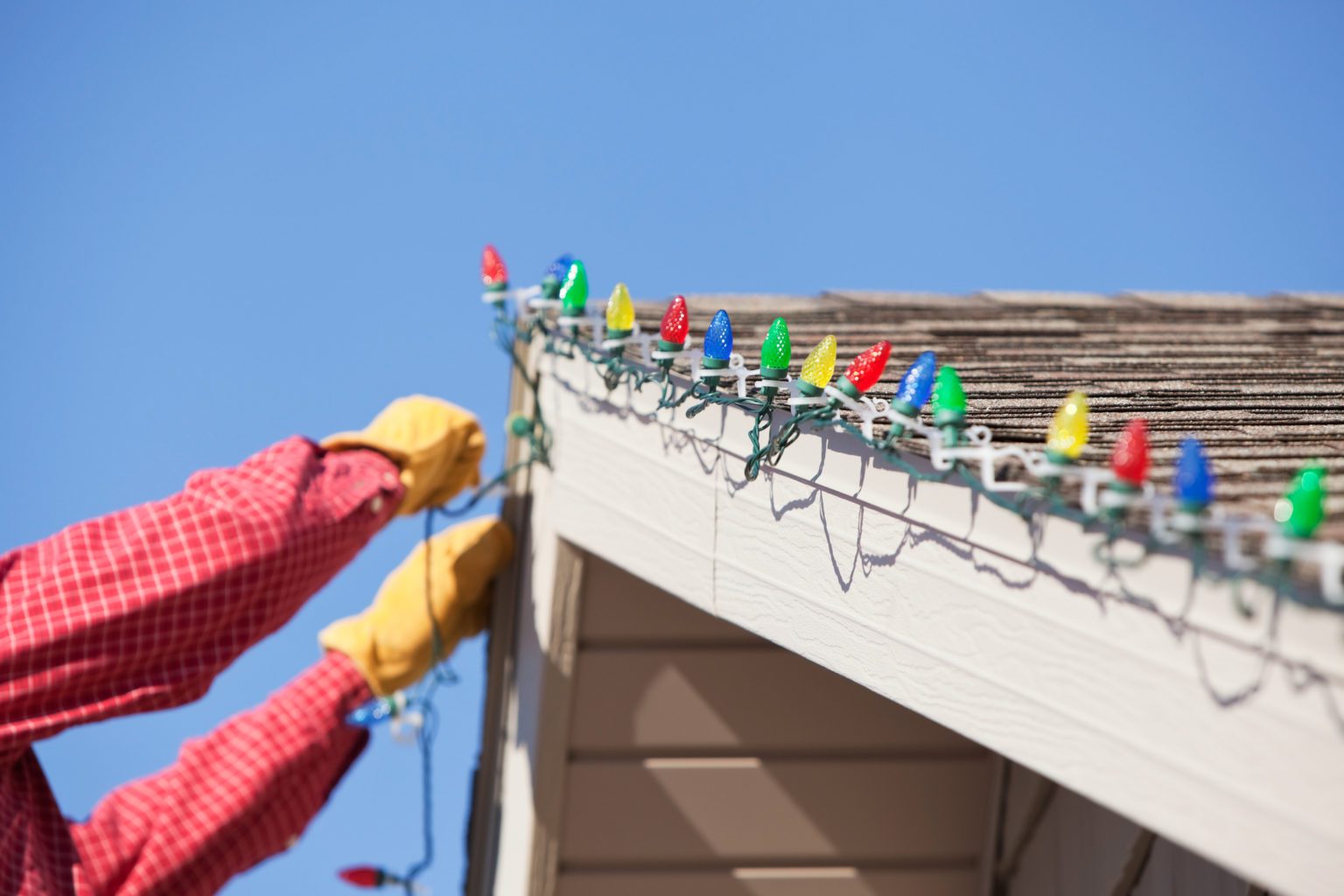 Secrets to Hanging Outdoor Decorations on Your Home